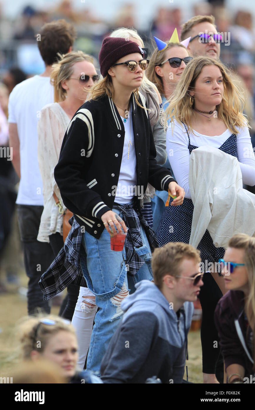 Cara Delevingne watches Grace Jones' performance at the Barclaycard ...
