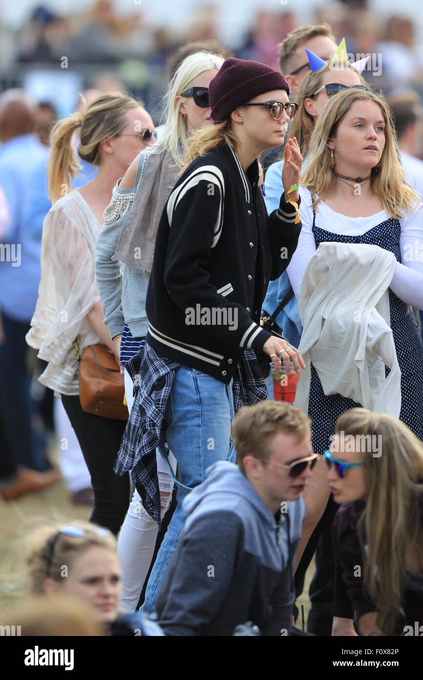 Cara Delevingne watches Grace Jones' performance at the Barclaycard ...
