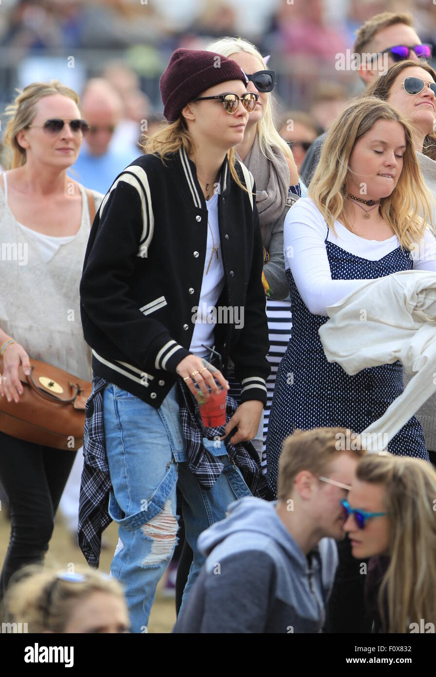 Cara Delevingne watches Grace Jones' performance at the Barclaycard ...