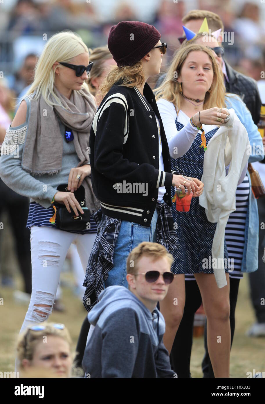 Cara Delevingne watches Grace Jones' performance at the Barclaycard ...