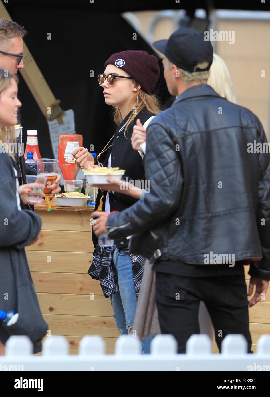 Cara Delevingne watches Grace Jones' performance at the Barclaycard ...