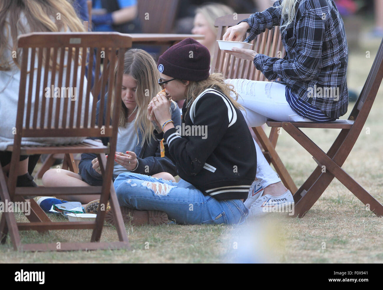 Cara Delevingne watches Grace Jones' performance at the Barclaycard ...
