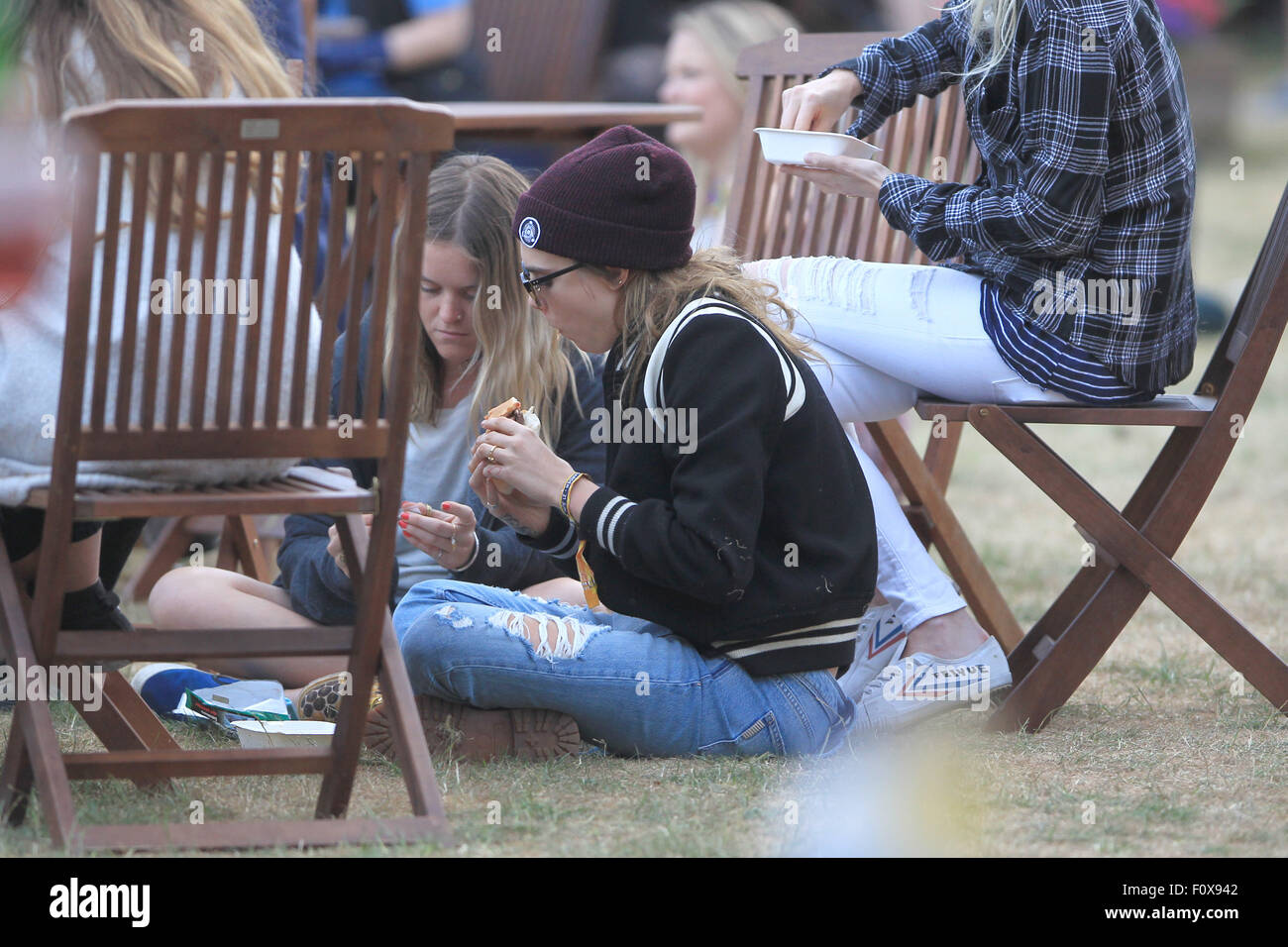 Cara Delevingne watches Grace Jones' performance at the Barclaycard ...
