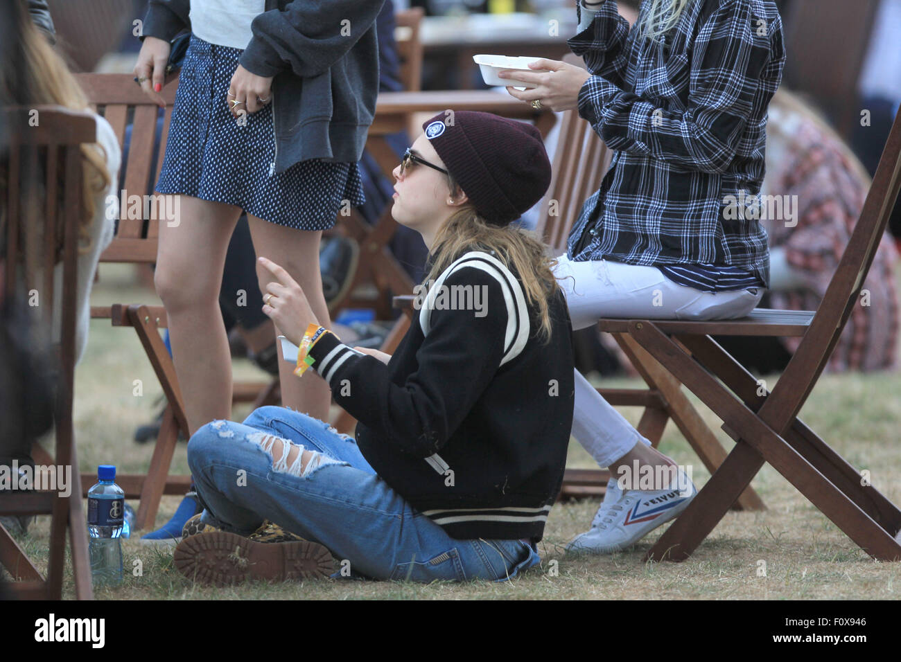 Cara Delevingne watches Grace Jones' performance at the Barclaycard ...