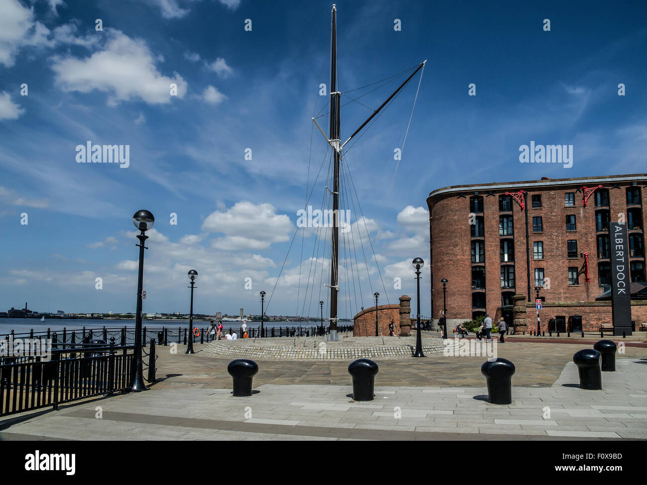 Liverpool, Albert Dock and River Mersey Stock Photo - Alamy