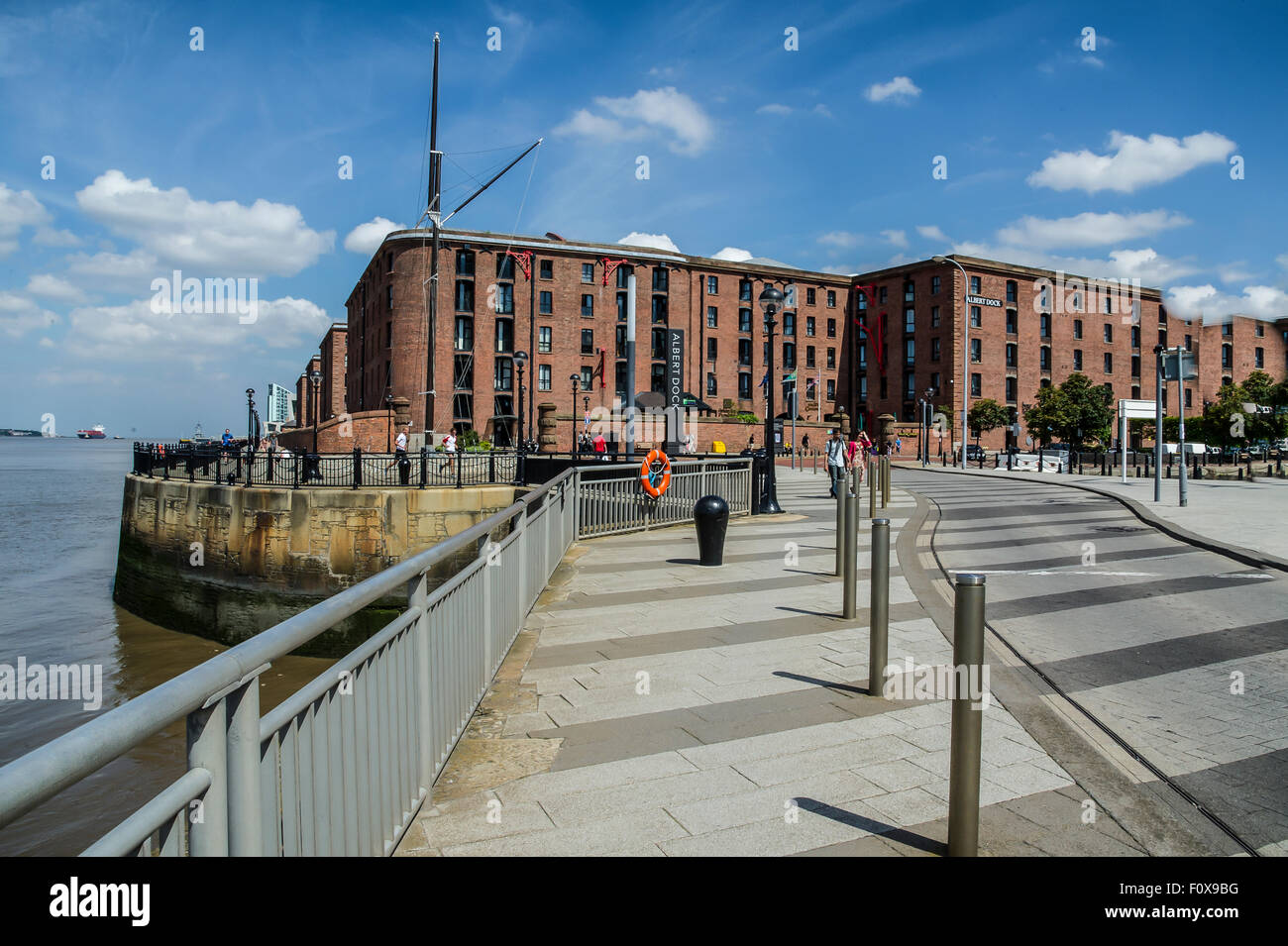 Liverpool, Albert Dock and River Mersey Stock Photo - Alamy