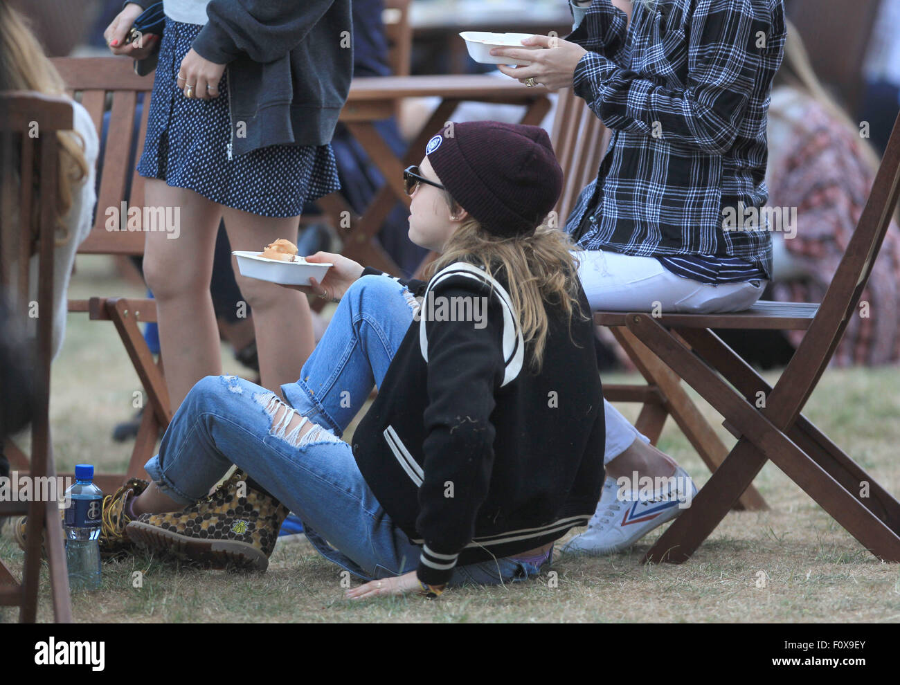 Cara Delevingne watches Grace Jones' performance at the Barclaycard ...