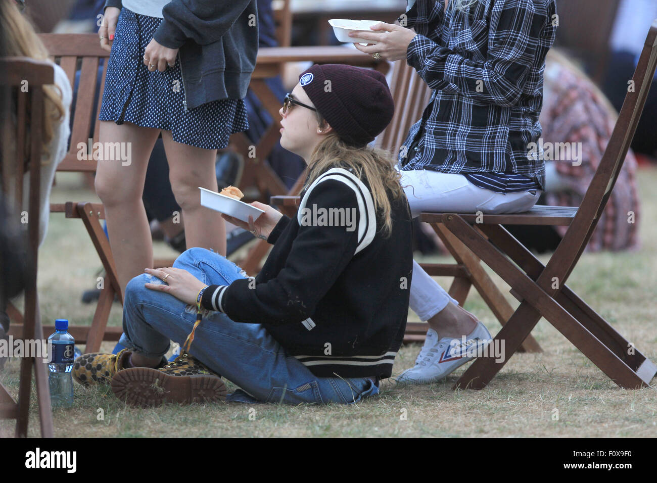 Cara Delevingne watches Grace Jones' performance at the Barclaycard ...