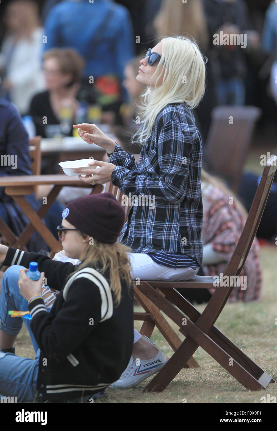 Cara Delevingne watches Grace Jones' performance at the Barclaycard ...