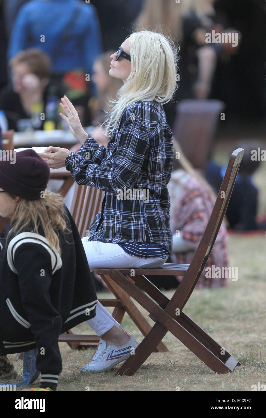 Cara Delevingne watches Grace Jones' performance at the Barclaycard ...