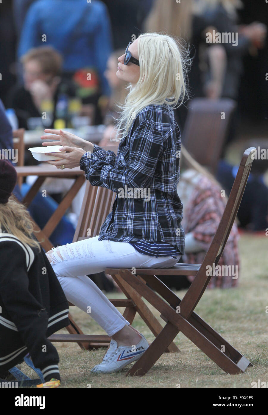 Cara Delevingne watches Grace Jones' performance at the Barclaycard ...