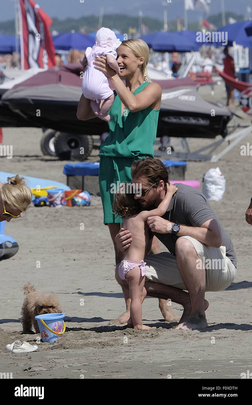 Michelle Hunziker on holiday, spends family time at the beach with her ...