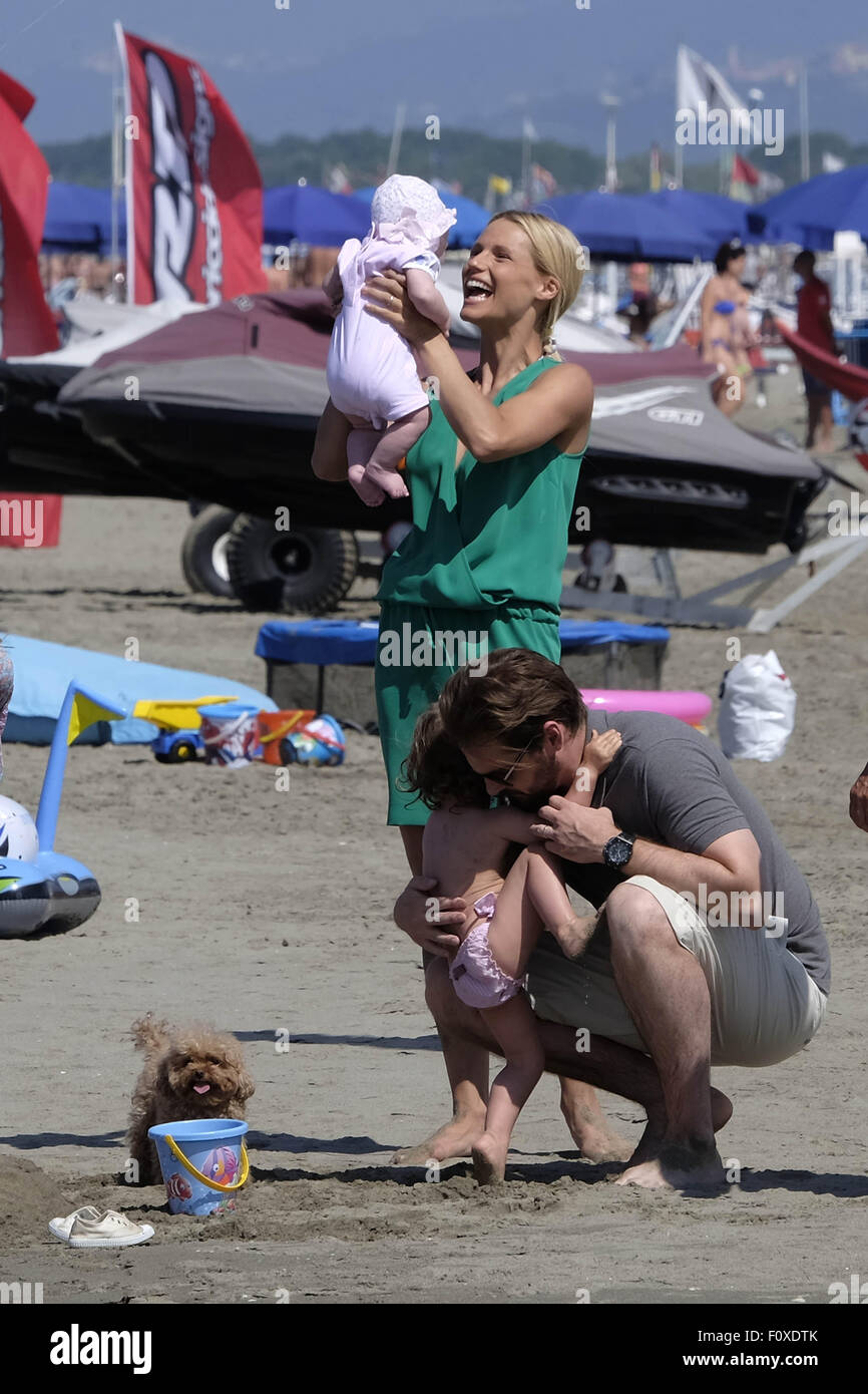 Michelle Hunziker on holiday, spends family time at the beach with her ...