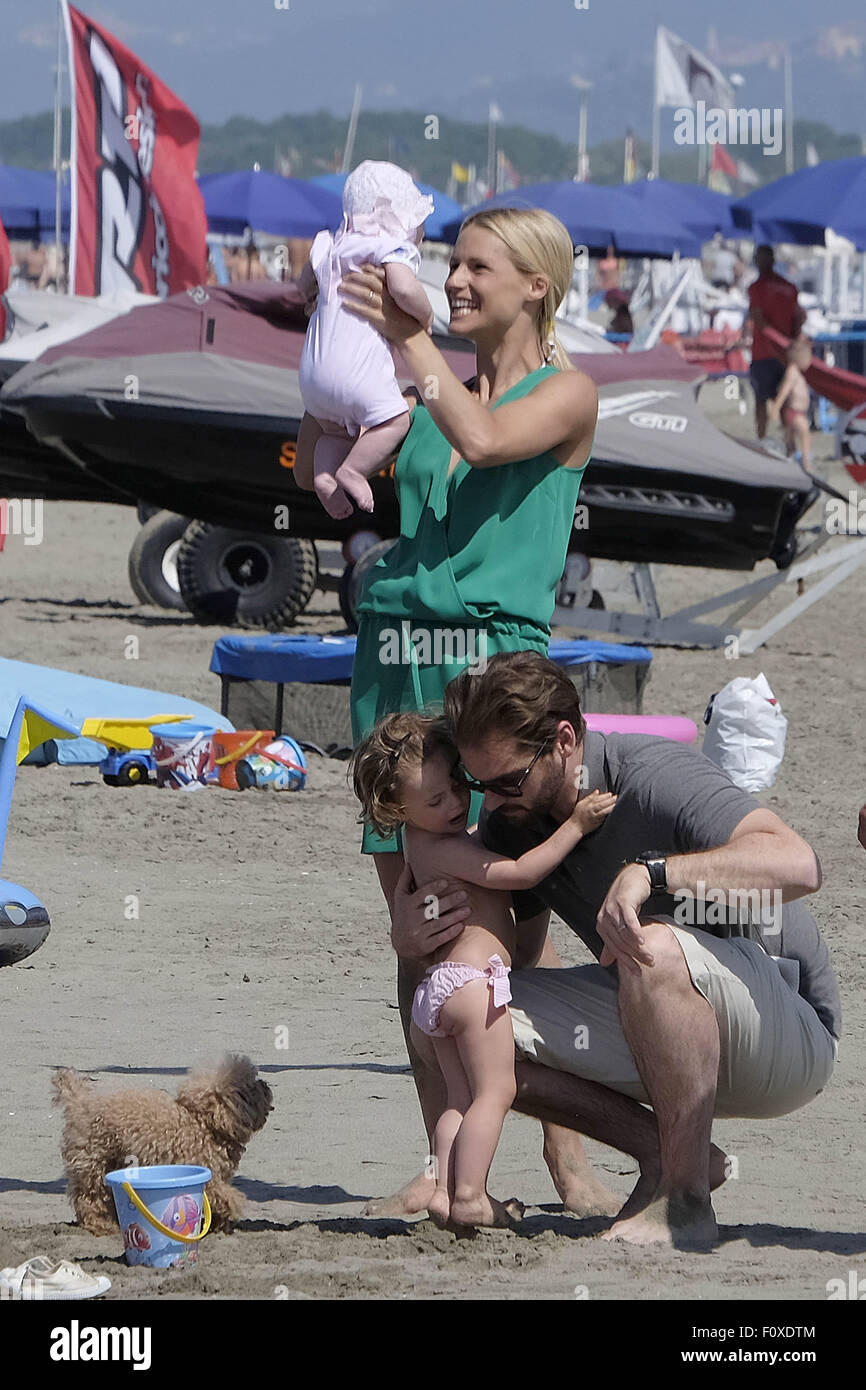 Michelle Hunziker on holiday, spends family time at the beach with her ...