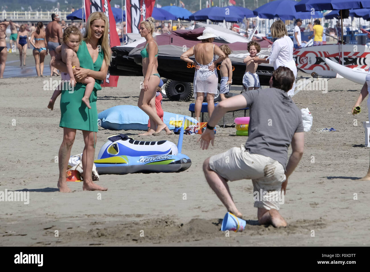 Michelle Hunziker on holiday, spends family time at the beach with her ...