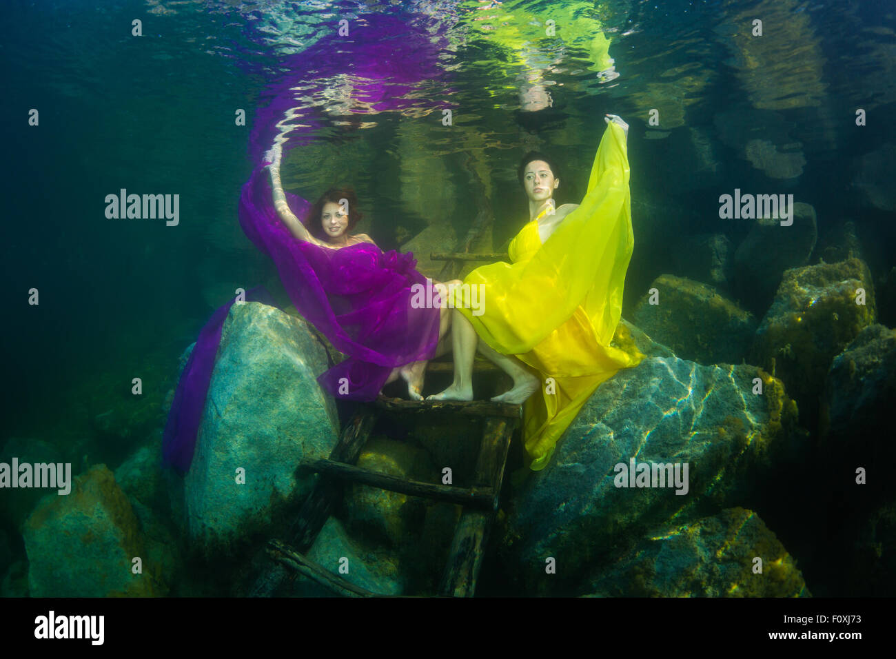 Girls underwater hi-res stock photography and images - Alamy