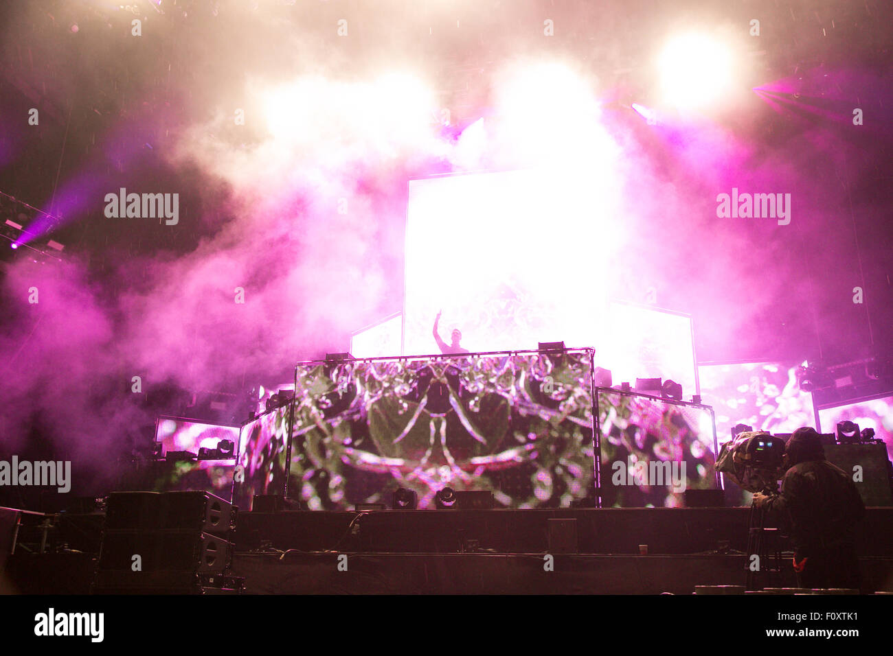 Calvin harris on stage hi-res stock photography and images - Alamy