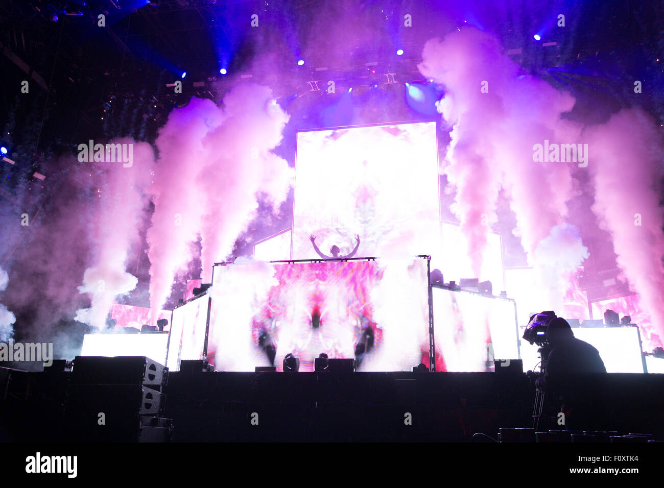 Calvin harris on stage hi-res stock photography and images - Alamy