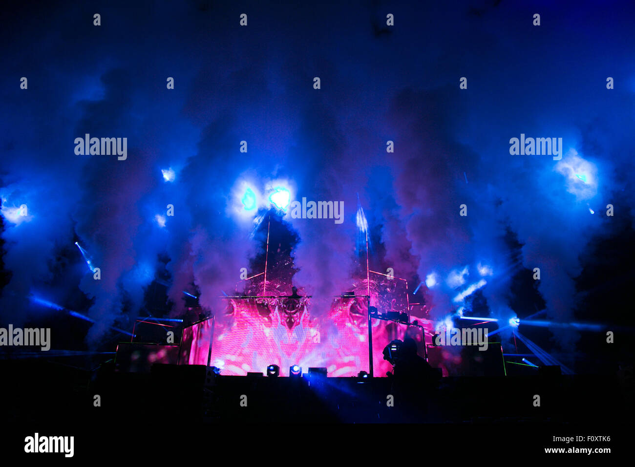 Calvin harris on stage hi-res stock photography and images - Alamy