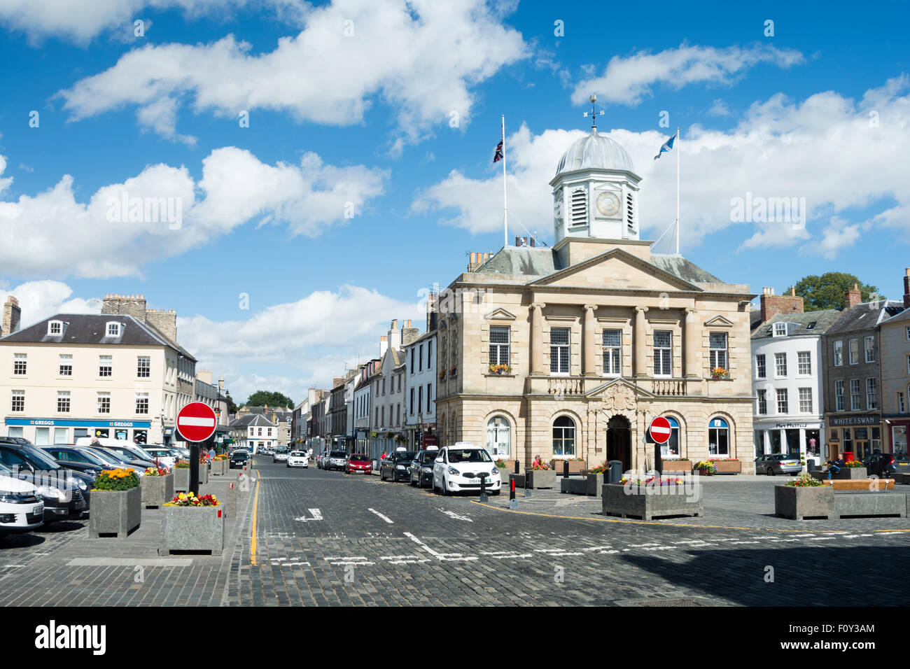 This is the Town Square in the Scottish Border town of Kelso Stock ...