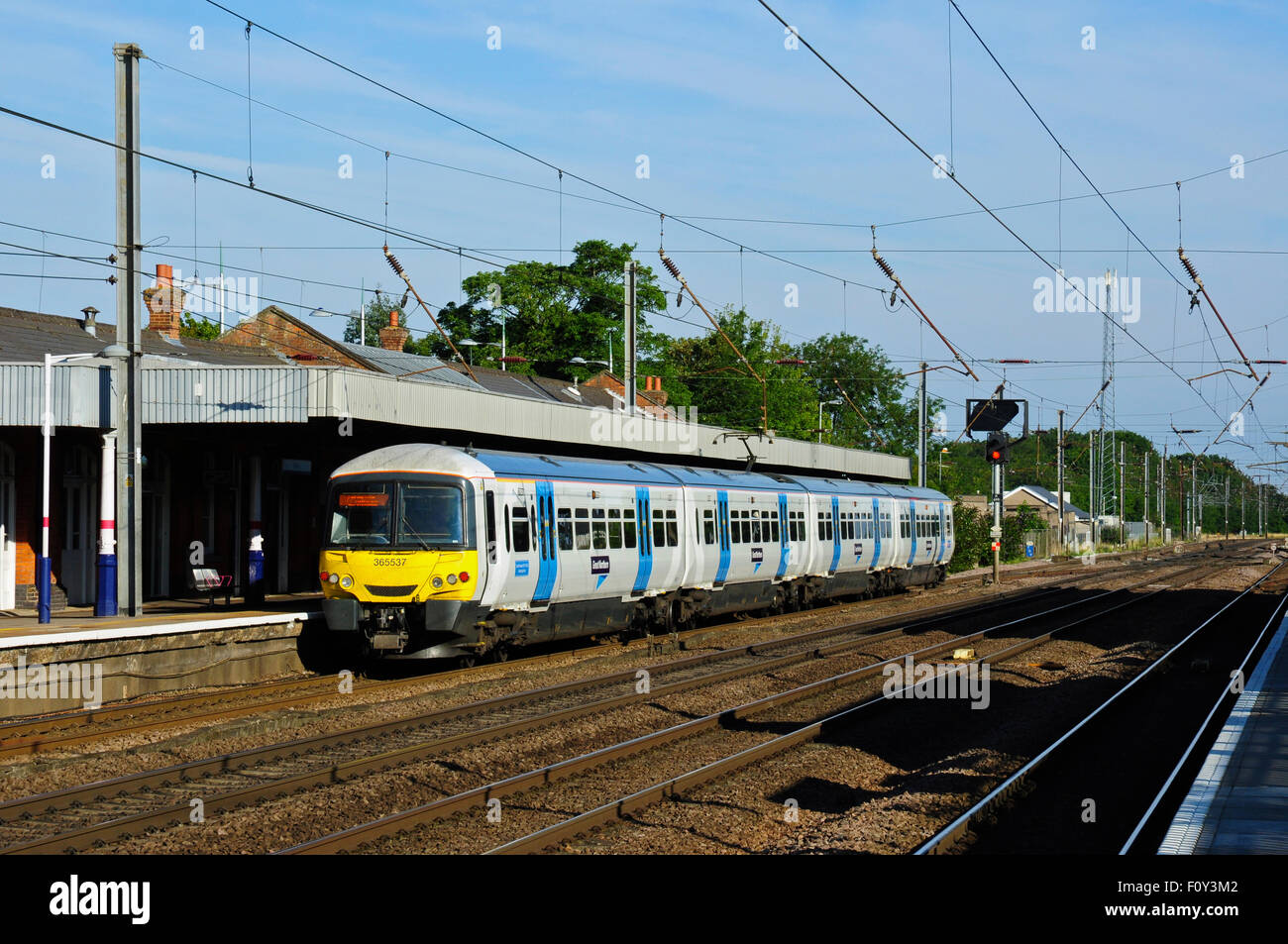 Class 365 EMU 365537 with train for Cambridge at platform 2 of Hitchin ...