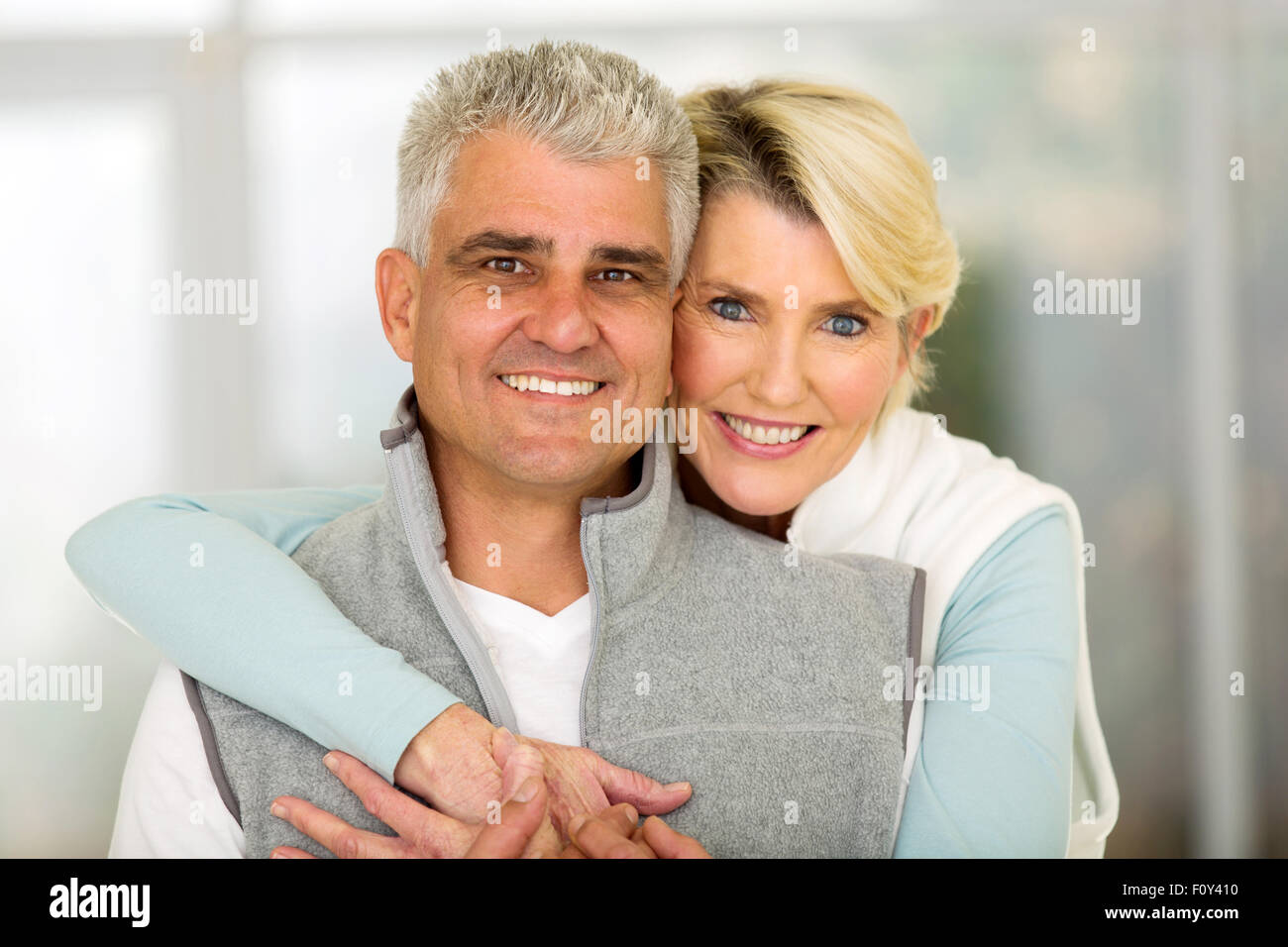 Attractive mature couple at home hi-res stock photography and images ...
