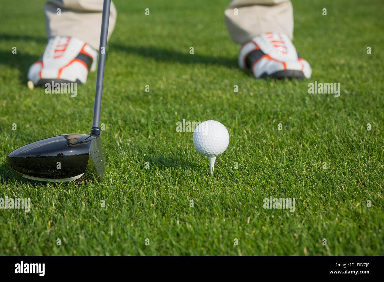 Golf ball going into hole hi-res stock photography and images - Alamy