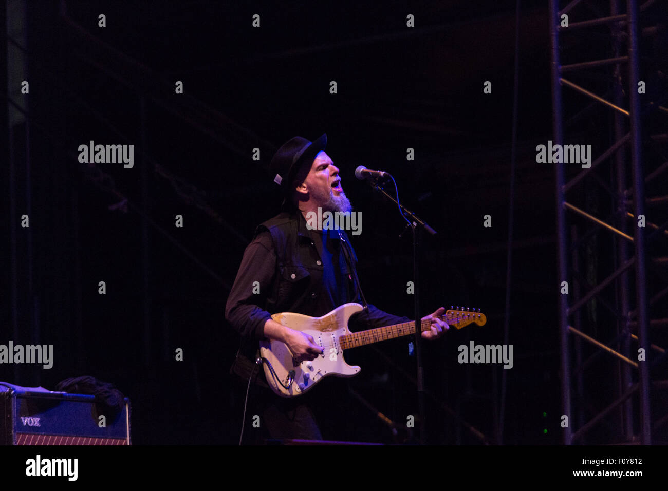 JIMMY RIP the modern guitarist with the band TELEVISION plays a Pink ...