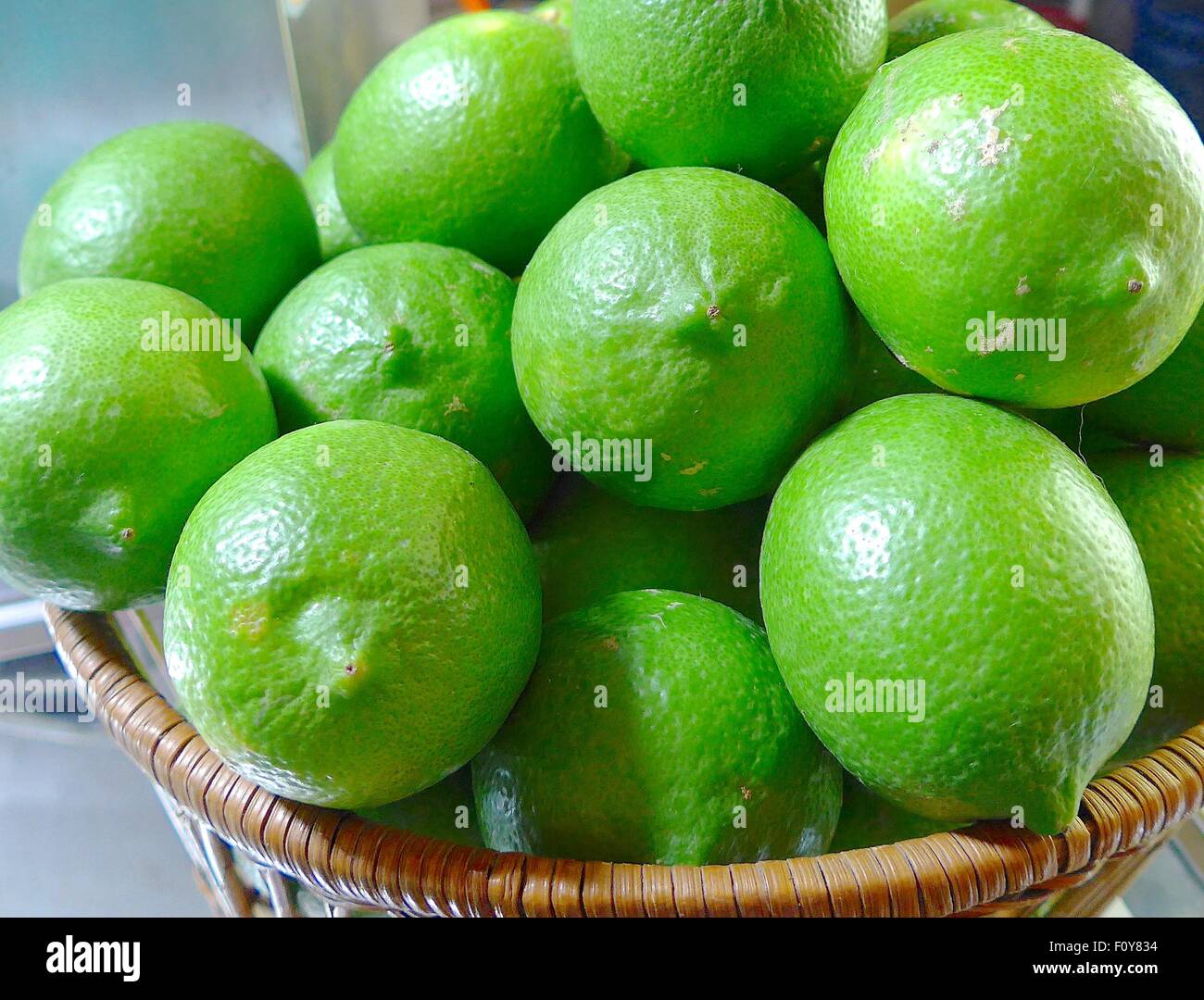 Green lemons hi-res stock photography and images - Alamy
