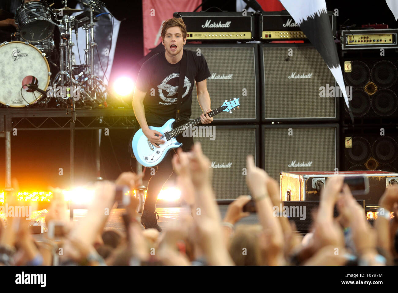 Luke hemmings of 5 seconds of summer hi-res stock photography and ...