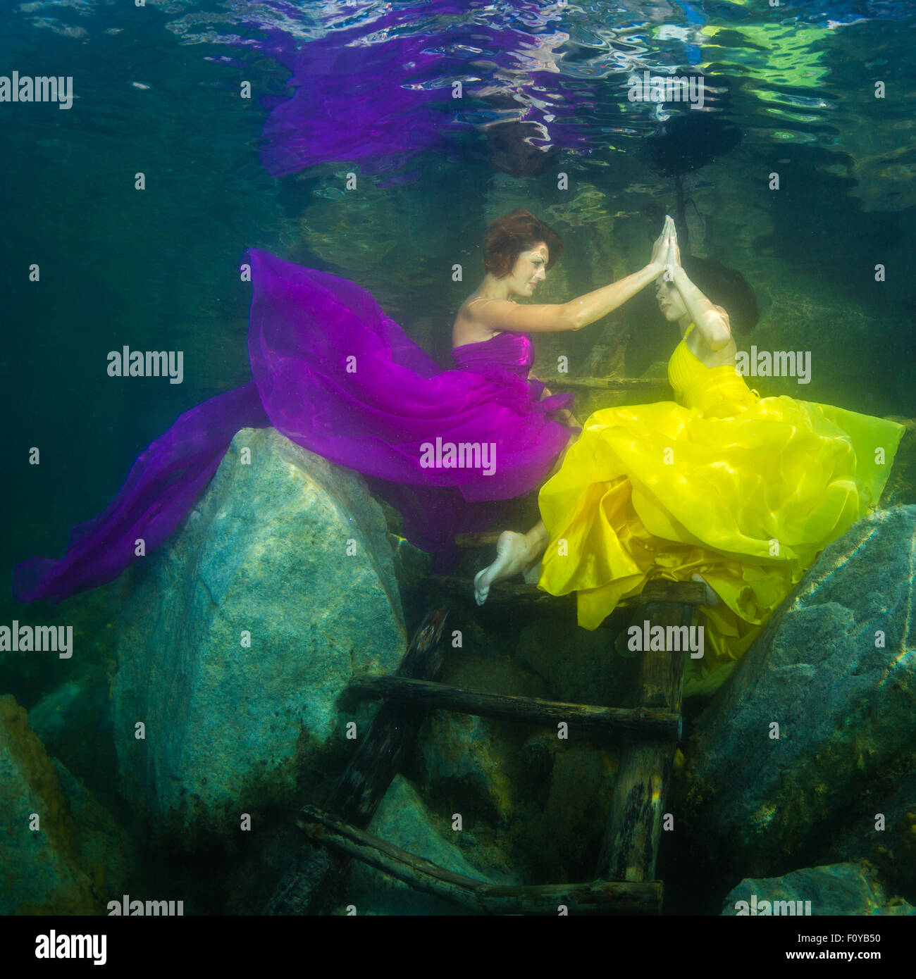 Girls underwater hi-res stock photography and images - Alamy