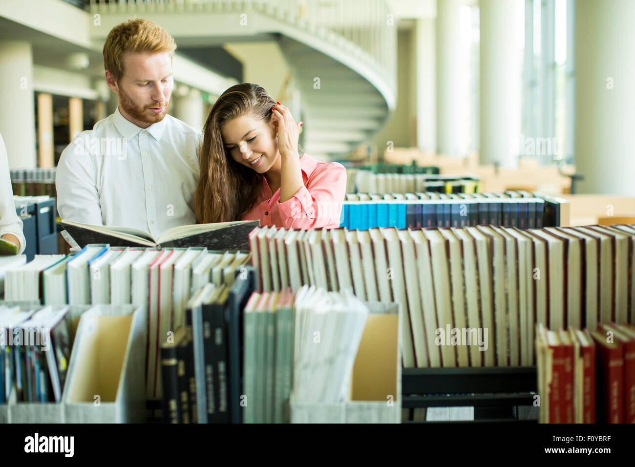 Students in the library Stock Photo - Alamy