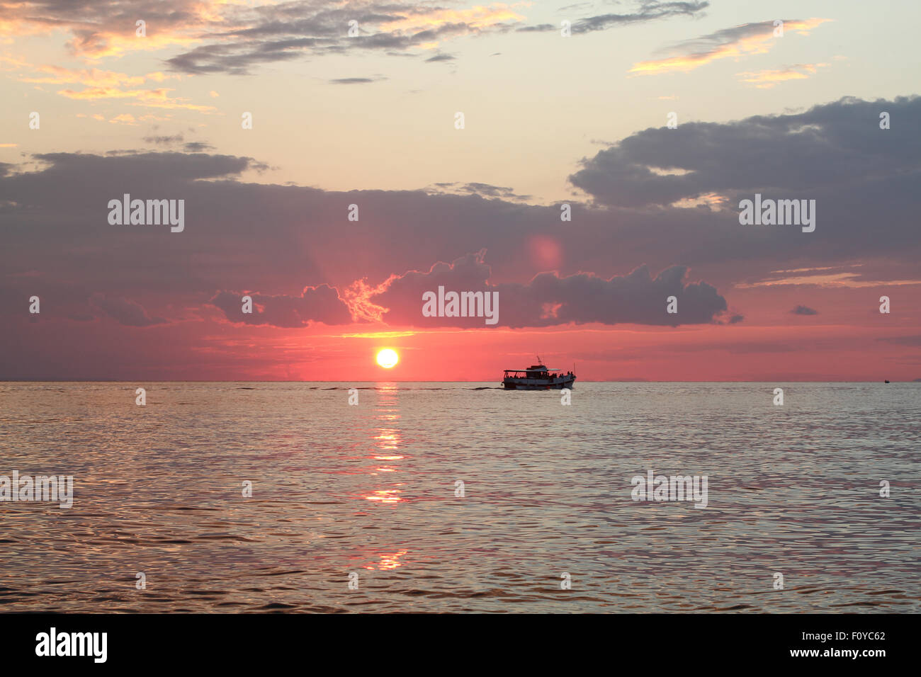 Pink cloud sunset over ocean hi-res stock photography and images - Alamy