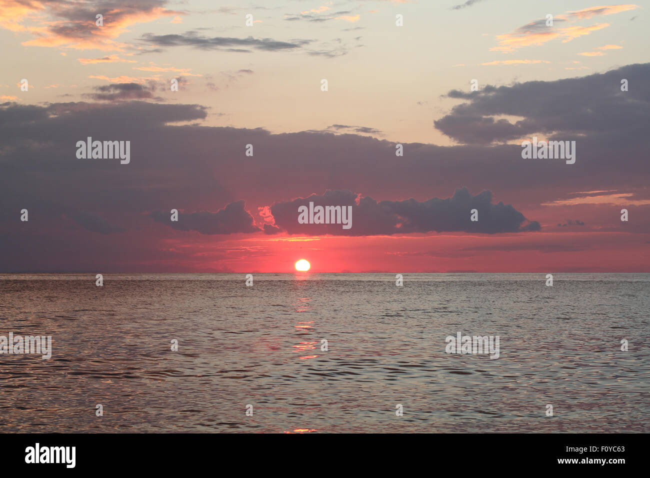 Pink cloud sunset over ocean hi-res stock photography and images - Alamy