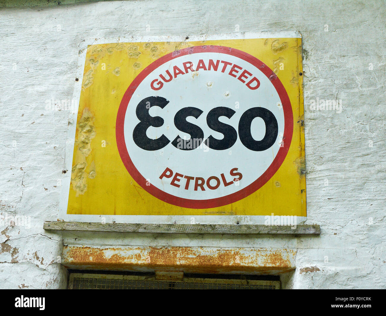 Esso sign hi-res stock photography and images - Alamy