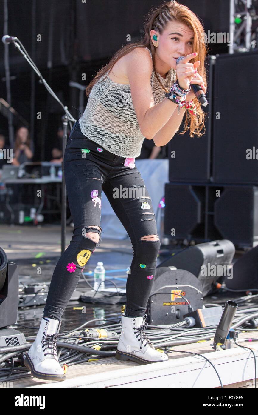 Wantagh, New York, USA. 23rd Aug, 2015. Singer MANDY LEE of MisterWives ...