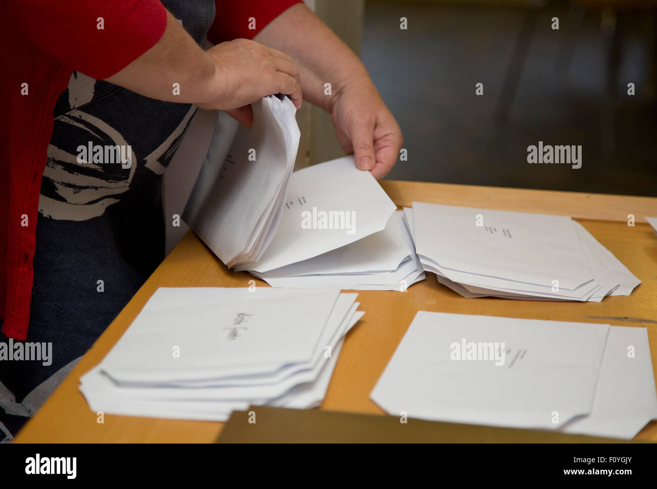 Gcse results envelope hi-res stock photography and images - Alamy