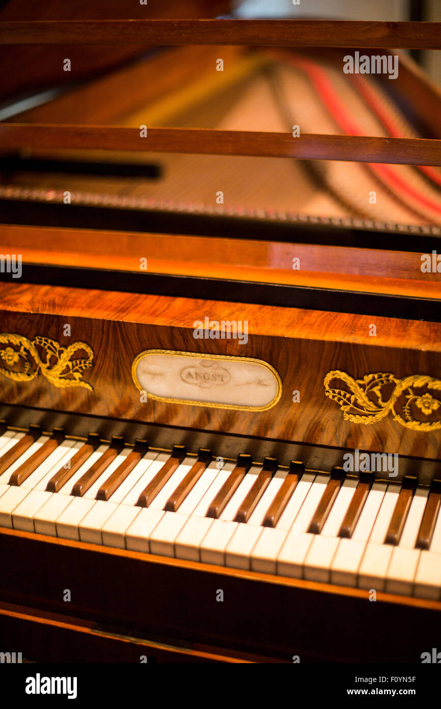 Keyboard instruments hi-res stock photography and images - Alamy