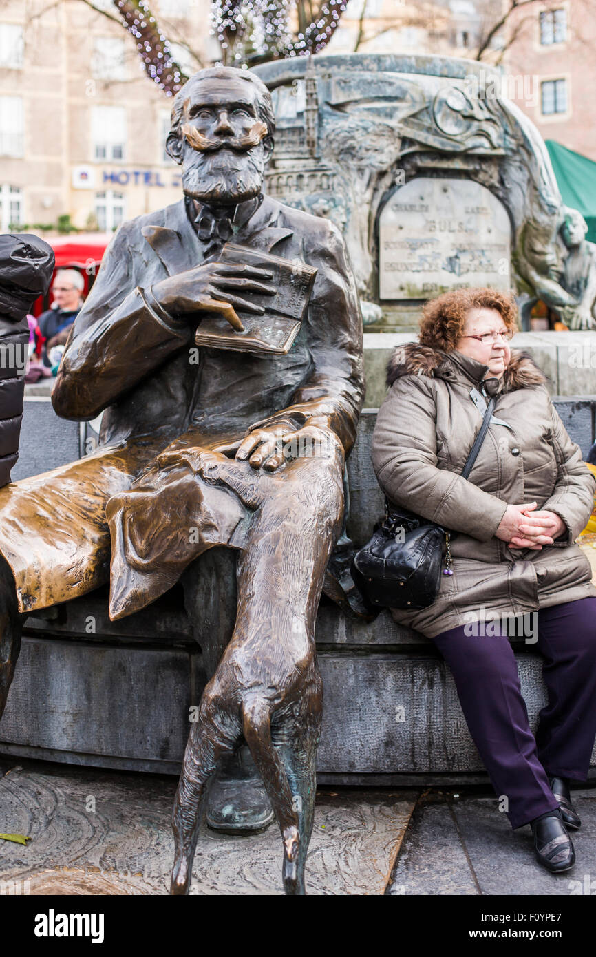 Woman sitting statue hi-res stock photography and images - Alamy