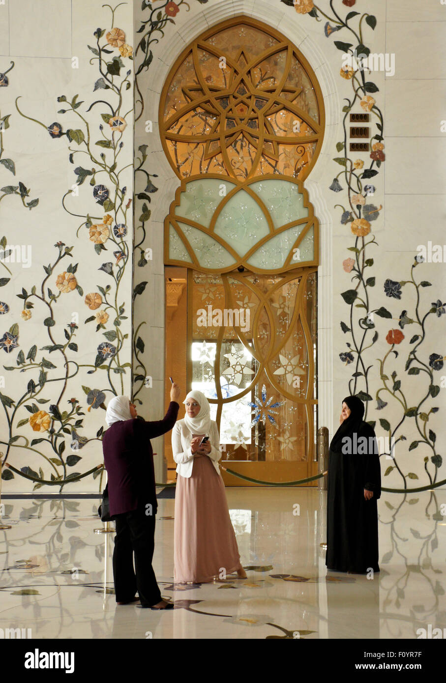 Entry hall of Sheikh Zayed bin Sultan al-Nahyan Mosque (Grand Mosque ...