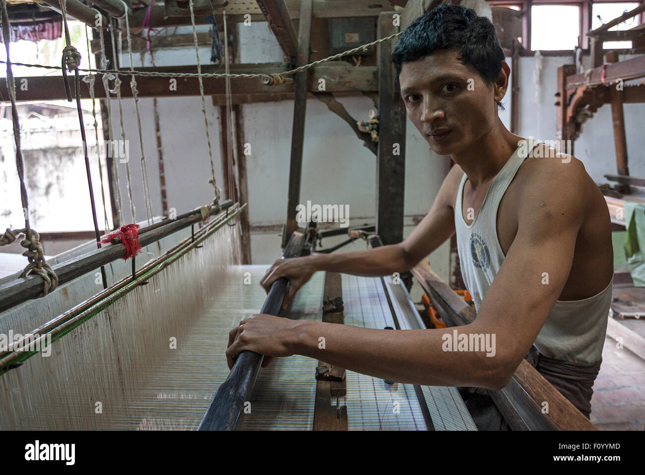 Man weaving loom hi-res stock photography and images - Alamy