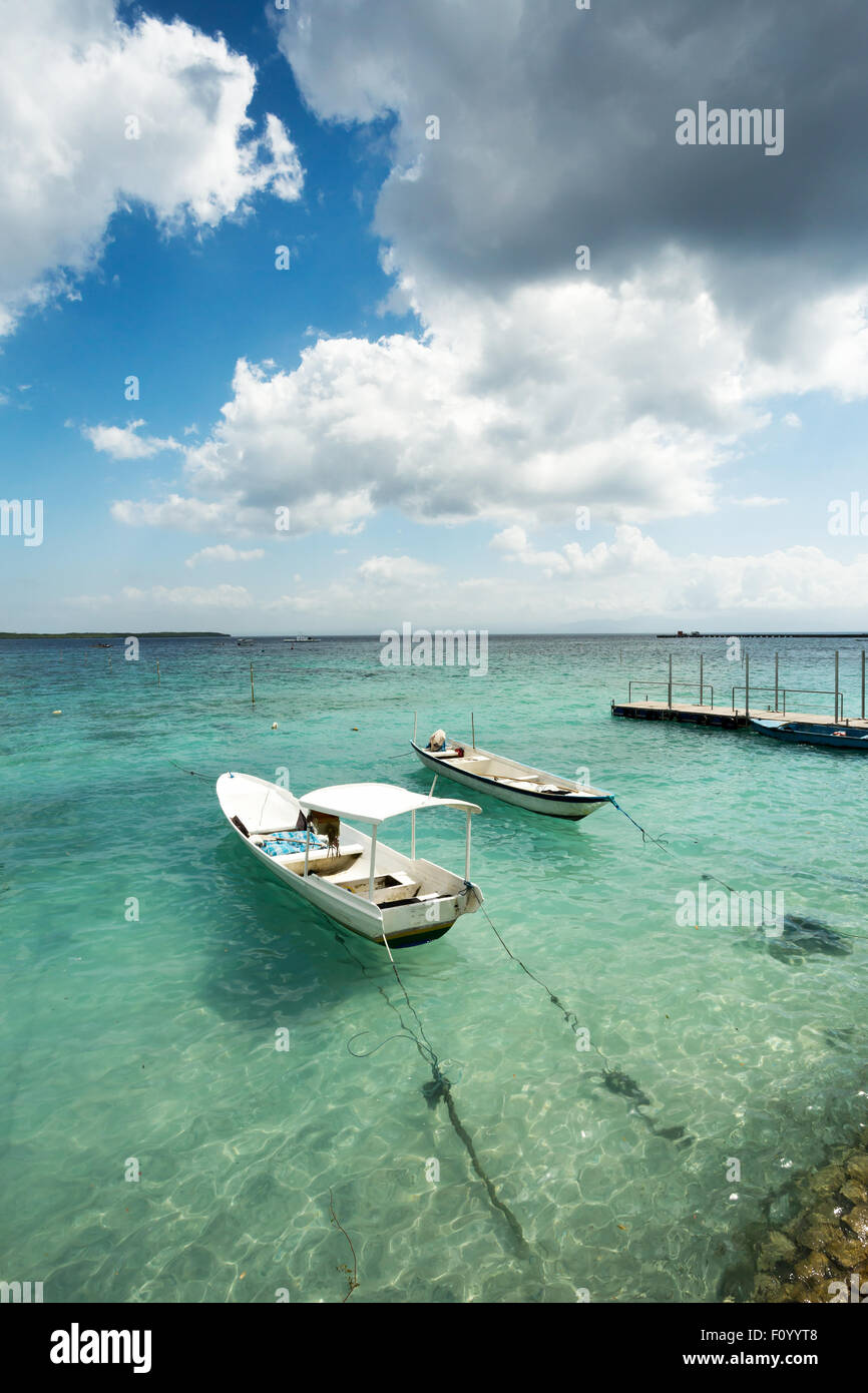 romantic Small boats on nusa penida beach, Bali Indonesia with blue sky ...