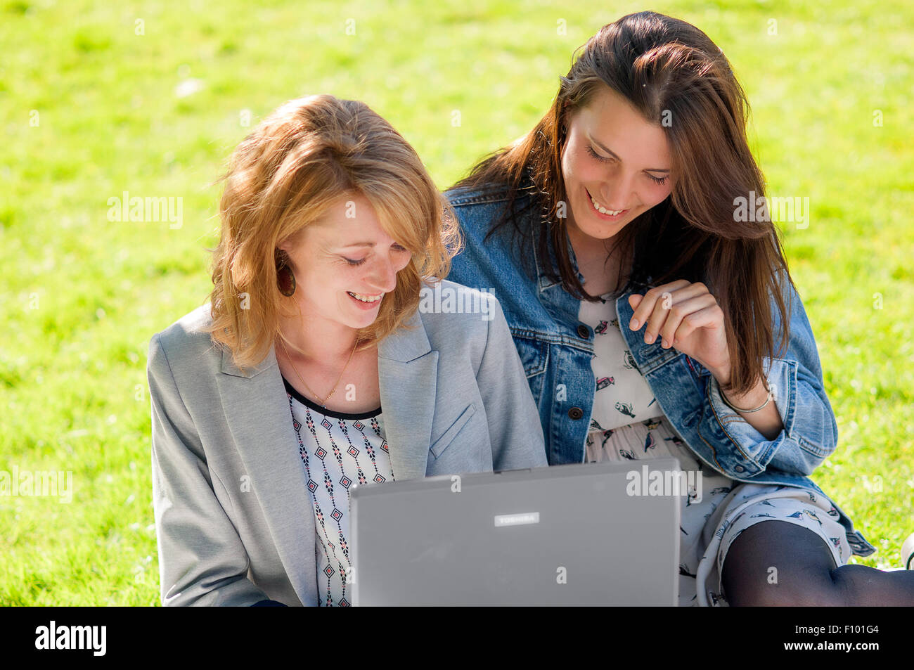 WOMAN WITH COMPUTER Stock Photo - Alamy