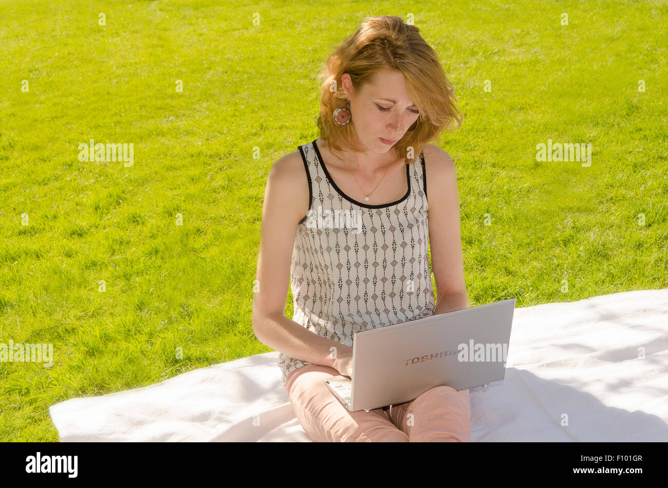 WOMAN WITH COMPUTER Stock Photo - Alamy