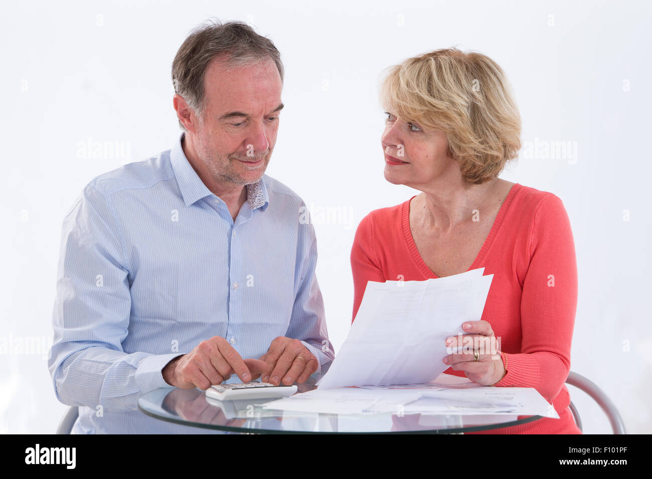 Elderly couple bills hi-res stock photography and images - Alamy