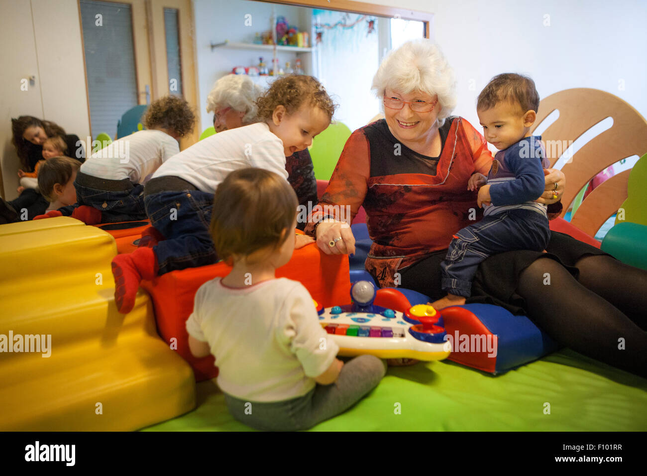 Intergenerational group activities hi-res stock photography and images ...