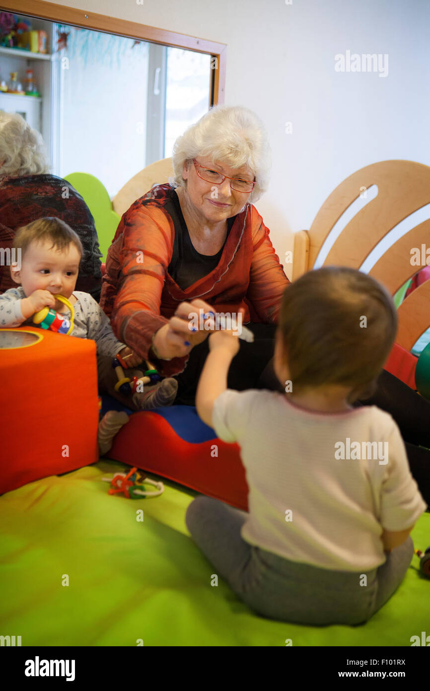 Intergenerational group activities hi-res stock photography and images ...