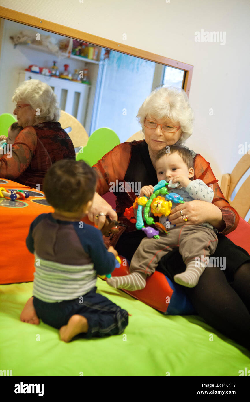 Intergenerational group activities hi-res stock photography and images ...