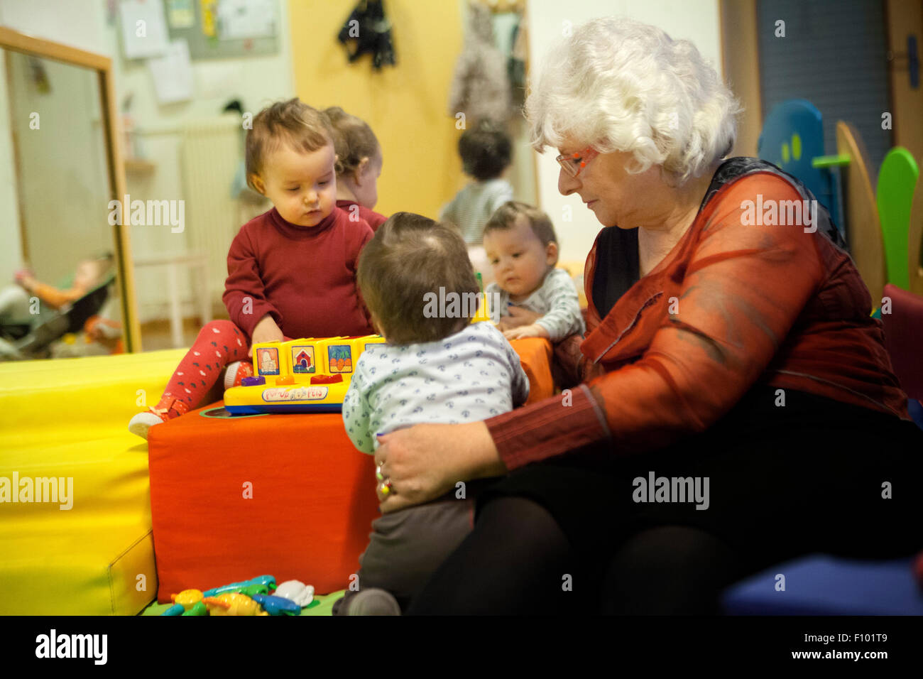 Intergenerational group activities hi-res stock photography and images ...