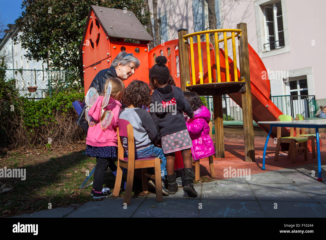 Intergenerational group activities hi-res stock photography and images ...